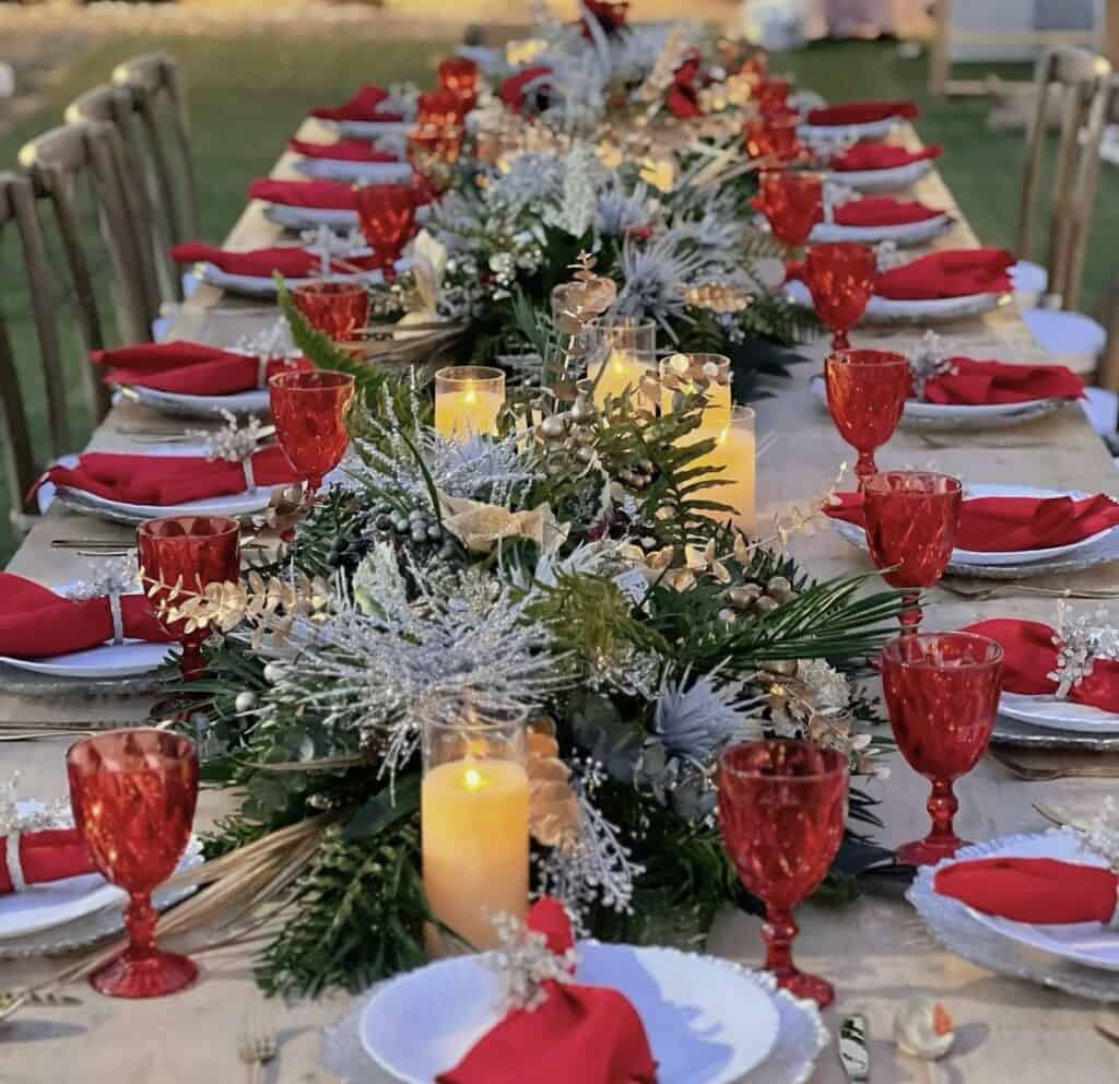 10 Stunning Christmas Table Decorations To Wow Your Guests - Bydeannyd