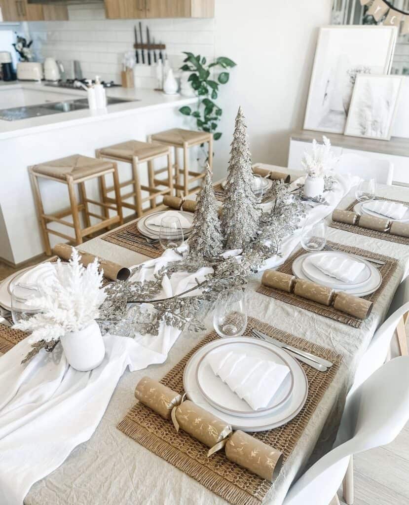 10 Stunning Christmas Table Decorations To Wow Your Guests - Bydeannyd