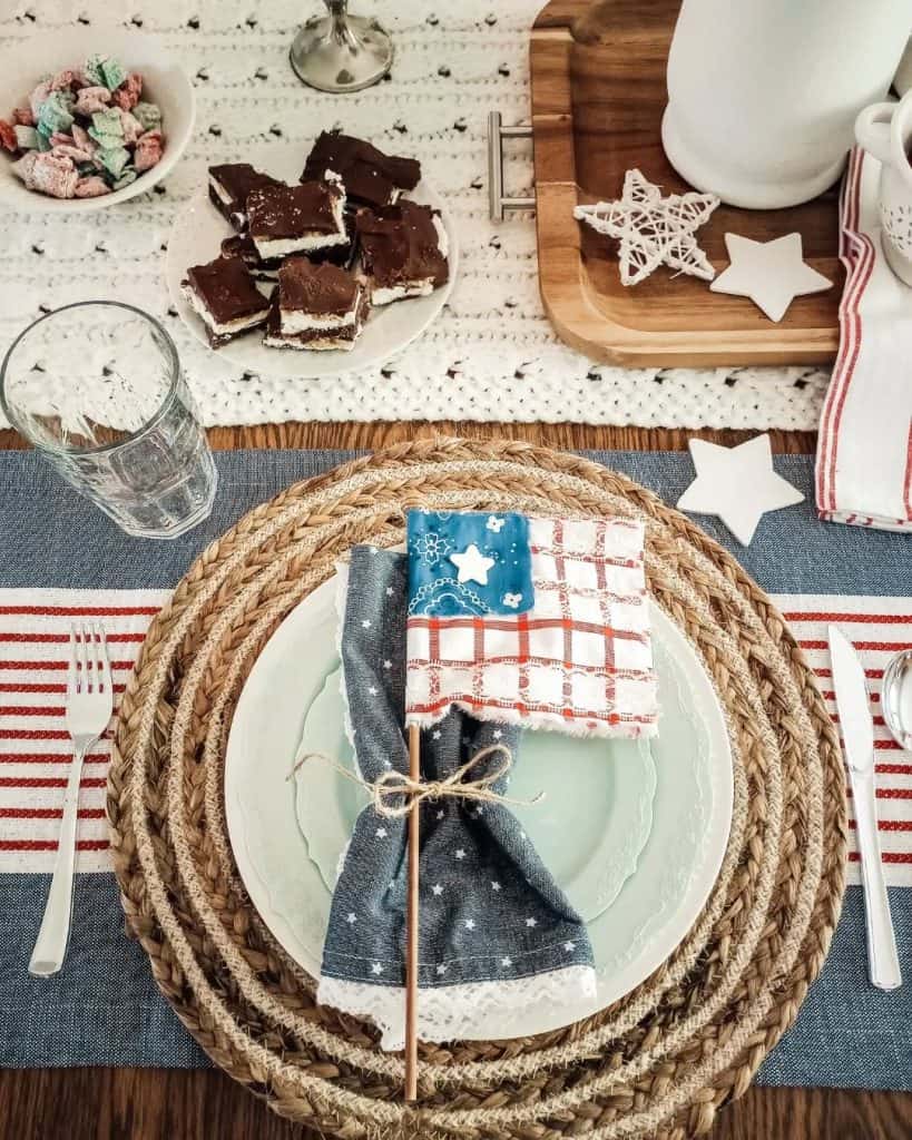 Memorial Day Tablescapes: 20+ Easy Patriotic Setups - Bydeannyd