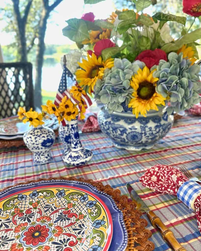 Memorial Day Tablescapes: 20+ Easy Patriotic Setups - Bydeannyd